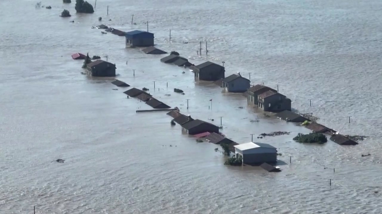 Dongting Lake Embankment Collapse and Hurricane Hit Causes Evacuation ...