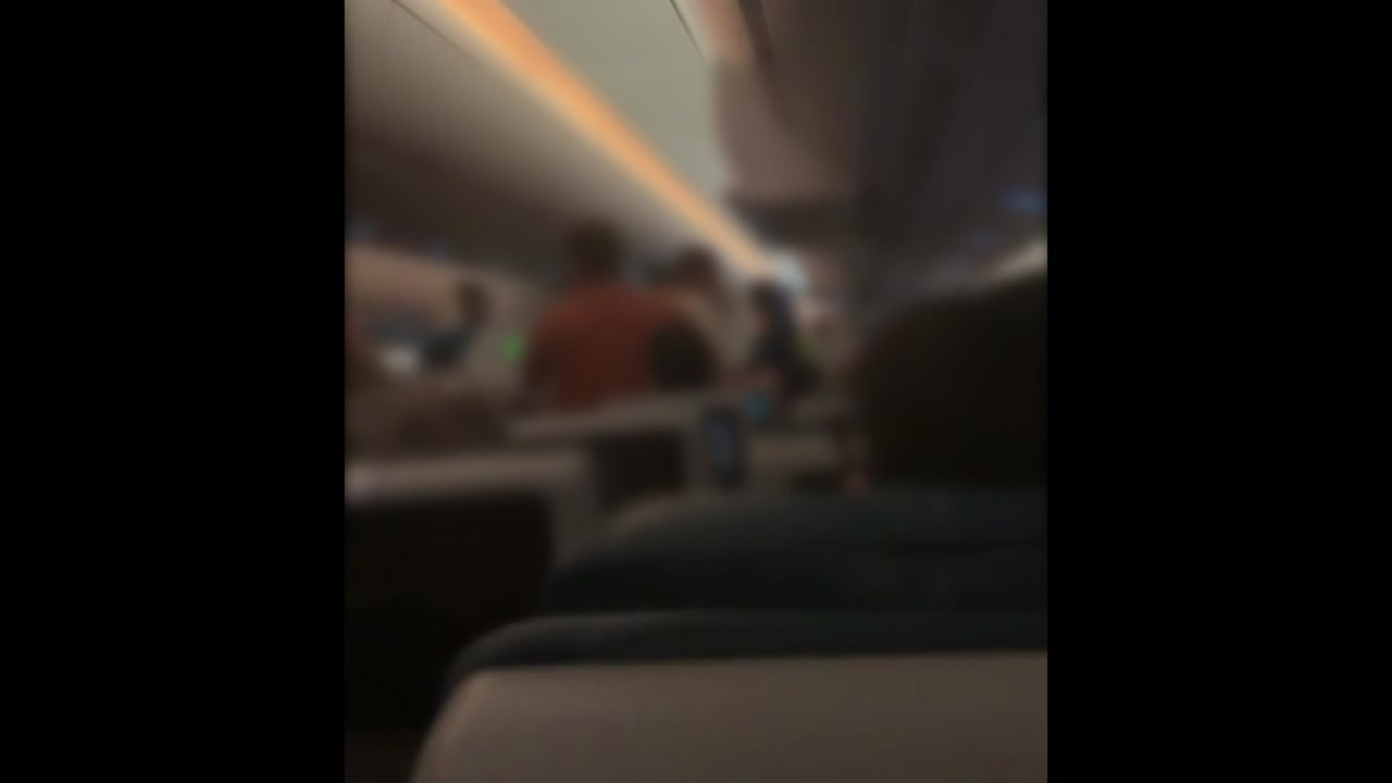 [사회]기체결함에 7시간 '기내 대기'...승객 300여 명 불편 | YTN