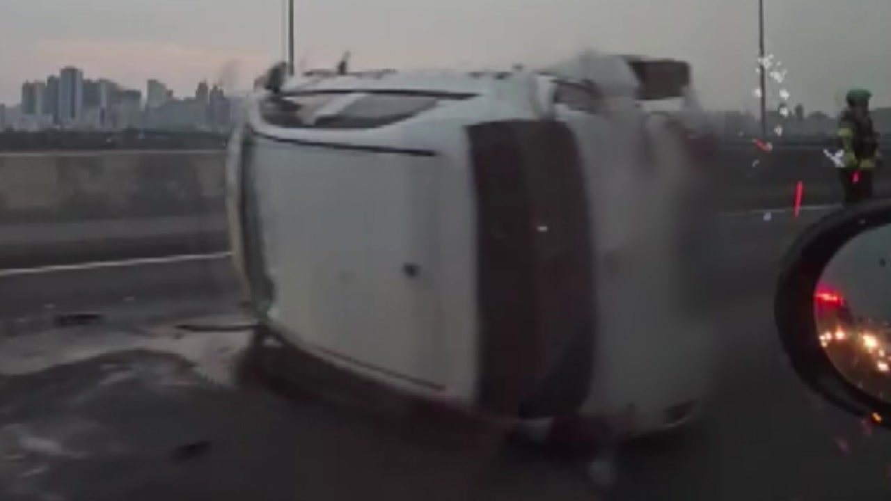 [사회]강변북로에서 경차 전복...SUV가 추돌 | YTN