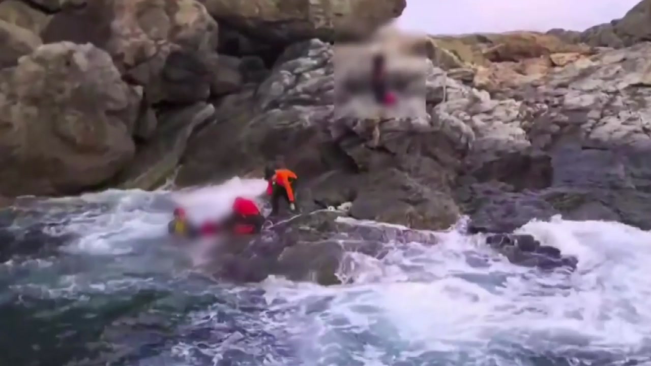 [Nationwide]Geomundo Island Sea Rock Fishermen Fall into the Sea ...