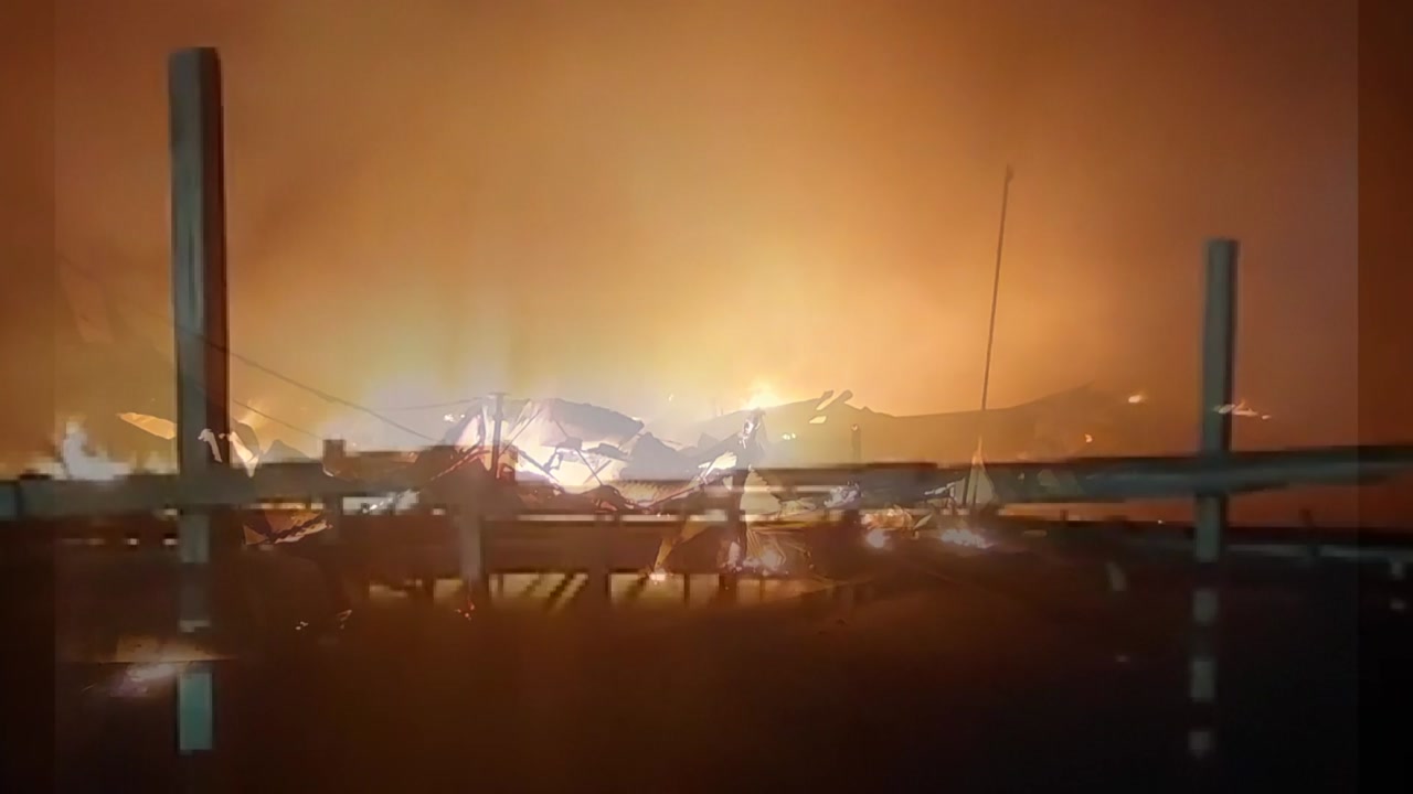 [전국]익산서 돈사 화재로 돼지 1천200여마리 폐사 | YTN