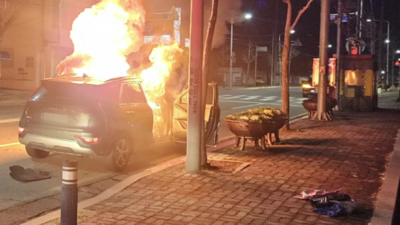 [전국]전북 군산에서 달리던 SUV에 불...50대 운전자 대피 | YTN