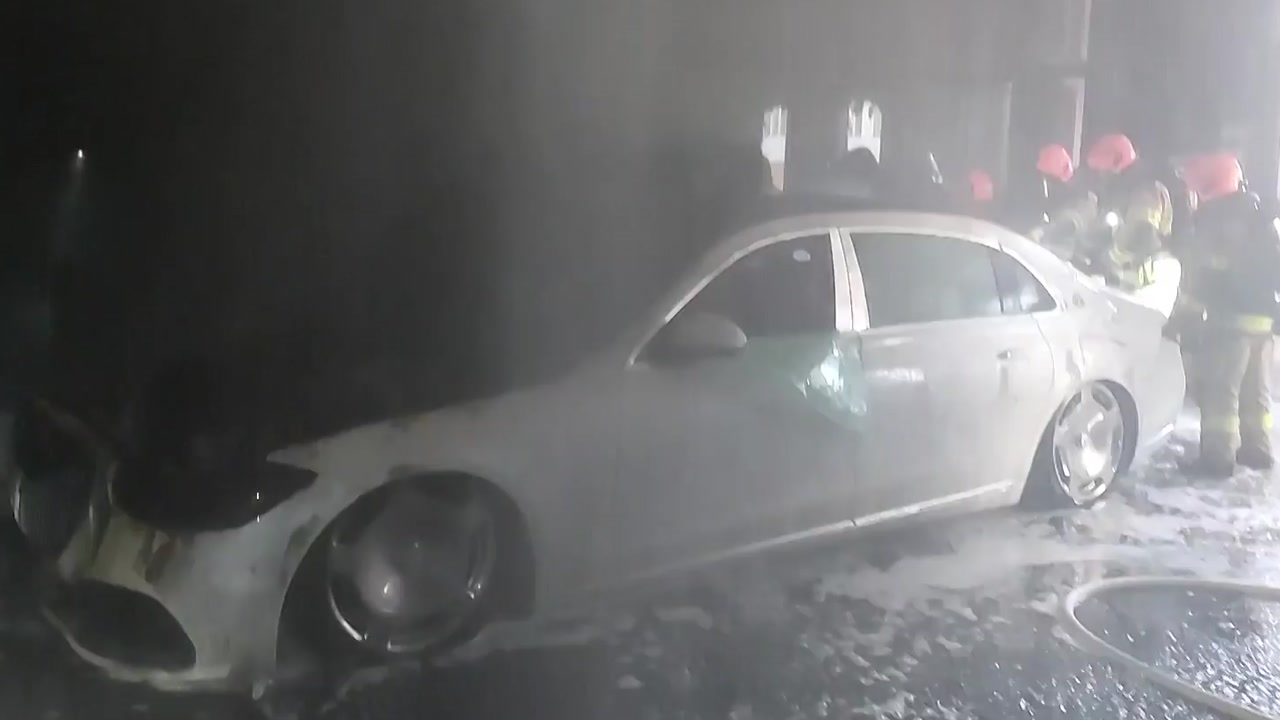 [사회]건물 3층에 전시된 벤츠 차량에서 불...130명 대피 | YTN