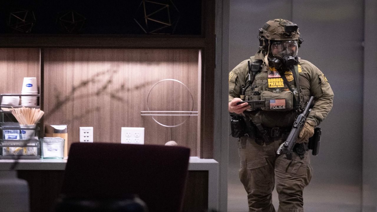 미국 애리조나 국경 인근 이민 당국 총격에 1명 중태 | YTN