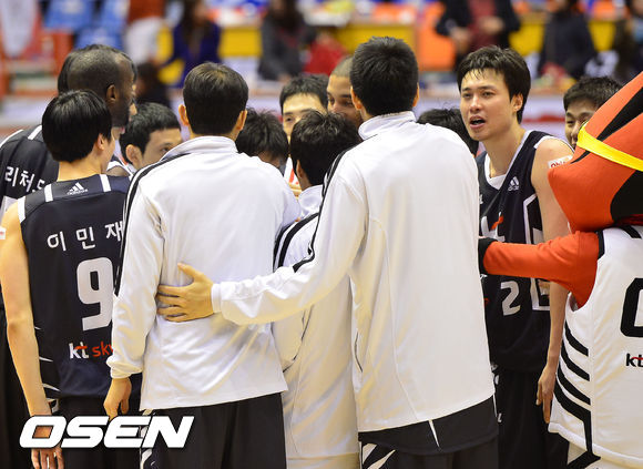 [스포츠종합][사진]KCC를 상대로 역전승한 KT, 3위로 점프!' | YTN