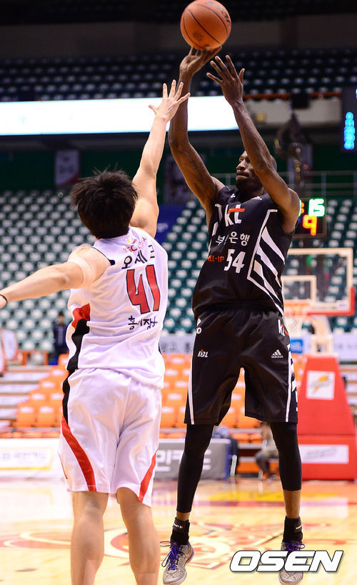 [스포츠종합]‘쌍포 38점 폭발’ KT, 오세근 돌아온 KGC 잡았다 | YTN
