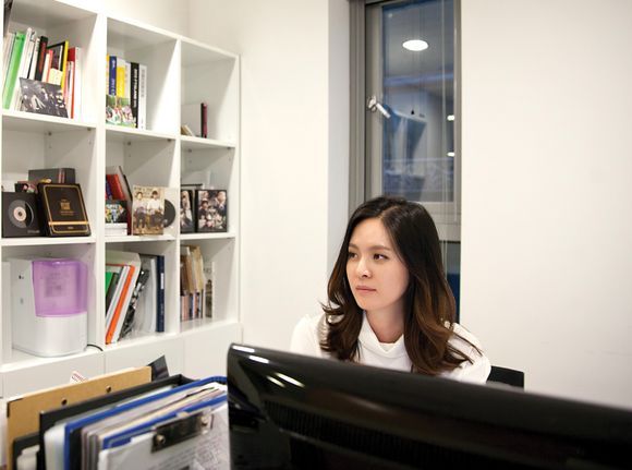 [음악][K-POP 제작소] '청담동 111' 지키는 '마녀' FNC 김영선 이사 | YTN