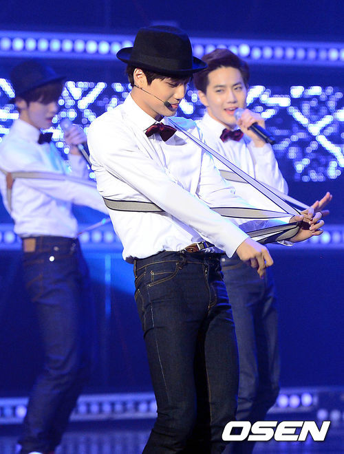 [음악][사진]EXO 카이,'멜빵으로 기타 연주(?)' | YTN
