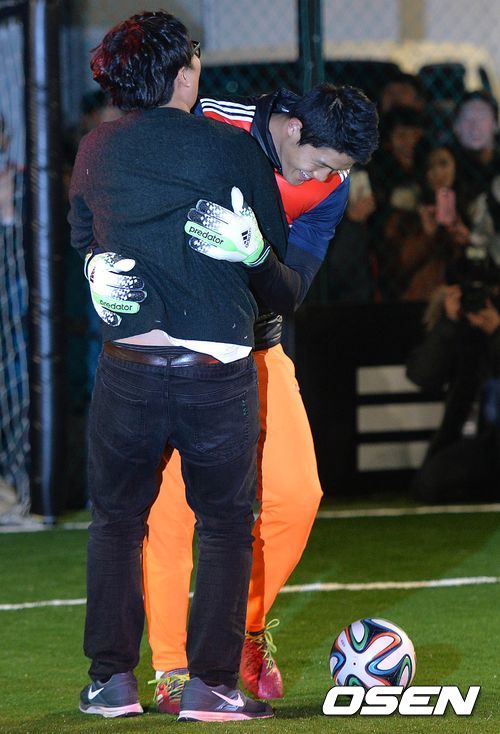 [축구][사진]정성룡, '크리스마스 선물은 포옹~' | YTN