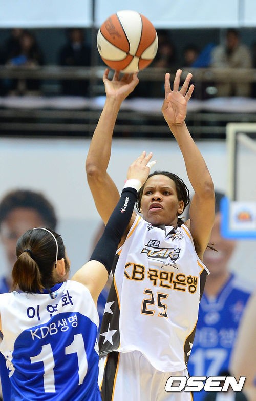 [스포츠종합]'커리 29득점 5R' KB, KDB에 성탄절 3위 쟁탈전 완승 | YTN