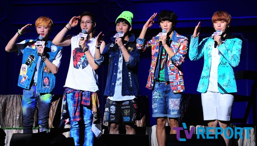 [방송]'지방출신' B1A4 문화 충격 "서울 버스정류장, 도로 한가운데!" | YTN