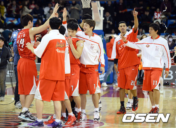 [스포츠종합][사진]KCC잡은 SK,'단독 2위' | YTN