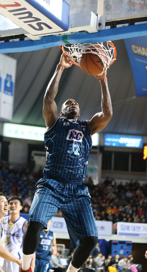 [스포츠종합]'윌커슨 46점' KCC 5연패 탈출, 삼성 8연패 선사하고 단독 7위 | YTN