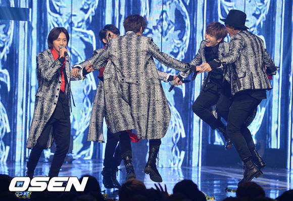 [방송][사진]무대 방방 뛰는 B1A4,'챔피언송 아이신나!' | YTN