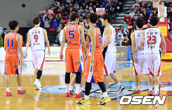 [스포츠종합][사진]수장 떠난 KGC,'무거워 보이는 어깨' | YTN