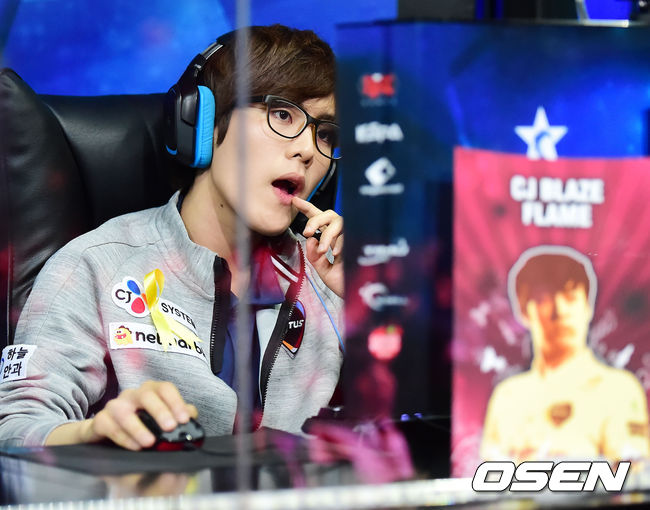 [라이프][사진]롤챔스 4강전-CJ 블레이즈 '플레임' 이호종,'휴~3세트 승리야!' | YTN