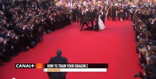 [방송]아메리카 페레라, 칸 영화제서 드레스 속으로 남성 뛰어들어 ‘황당’ | YTN