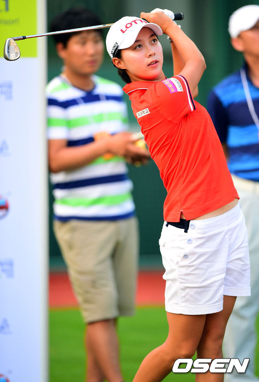 [야구][사진]KLPGA 1위 김효주,'필드 대신 그라운드에서의 완벽 스윙' | YTN