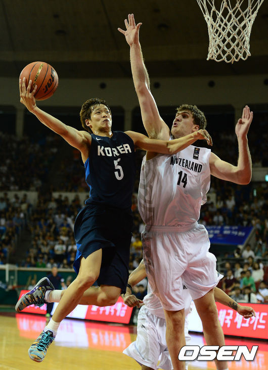 [스포츠종합]박진감 넘치는 FIBA룰, KBL보다 재밌다 | YTN
