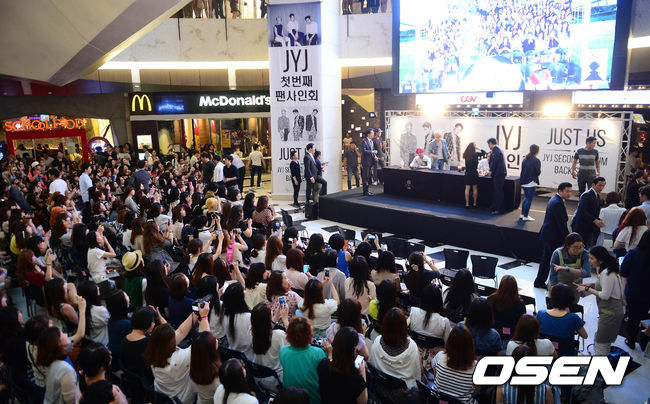 [음악][사진]JYJ 팬사인회에 몰린 인파 | YTN