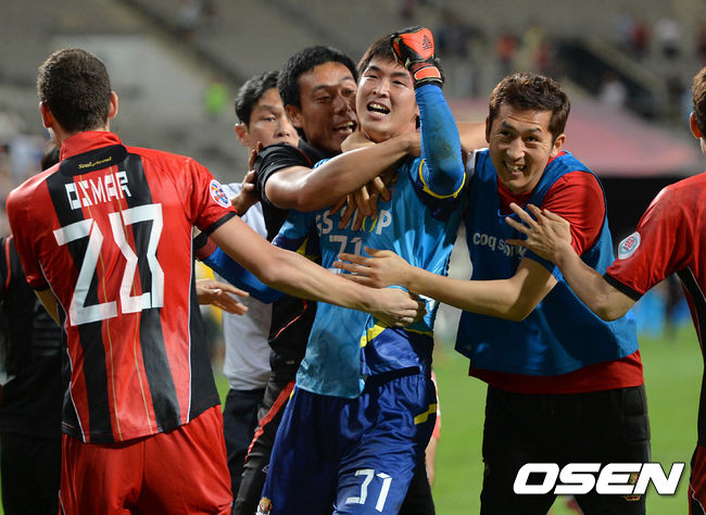 [축구][사진]환호하는 유상훈,'ACL 4강행 제가 해결했어요' | YTN