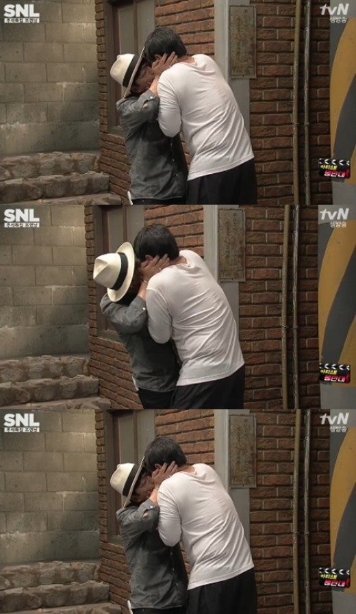 [방송]‘SNL 코리아’ 봉만대 감독, 김민교와 ‘폭소만발’ 키스신 | YTN
