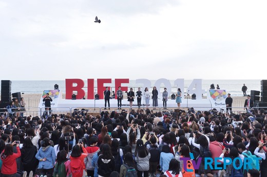 [영화][19th BIFF] "도경수가 떴다"…'카트' 첫 인사에 부산 '초토화' (종합) | YTN