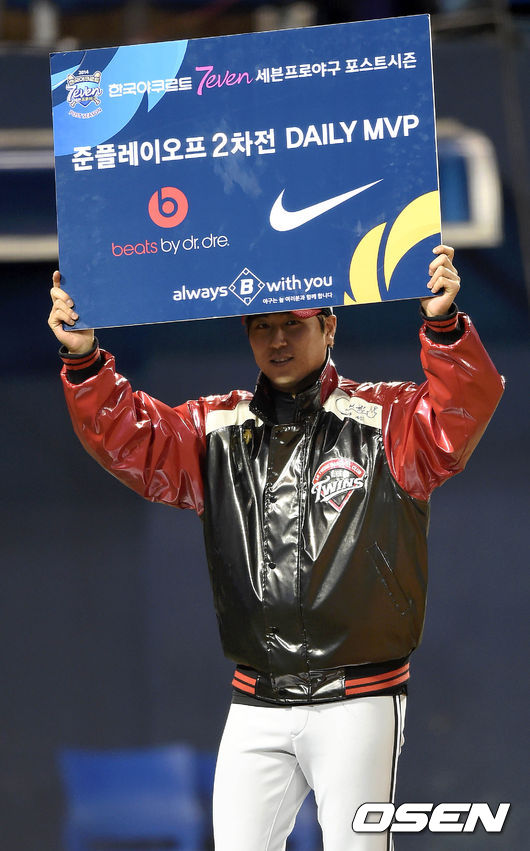 [야구][사진]우규민,'준PO 2차전 MVP 됐어요' | YTN