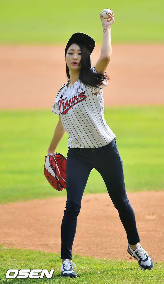 [야구][사진]나인뮤지스-경리,'준 PO4차전 섹시한 시구' | YTN