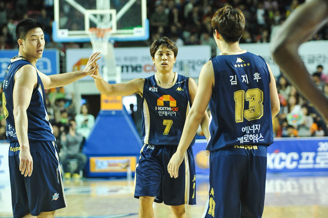 [스포츠종합]‘김태술 매직’ KCC, 3연승 질주...KGC 3연패 | YTN