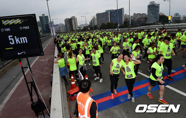 [스포츠종합][사진]나이키 위런서울,'5km 지점 지나는 참가자들' | YTN