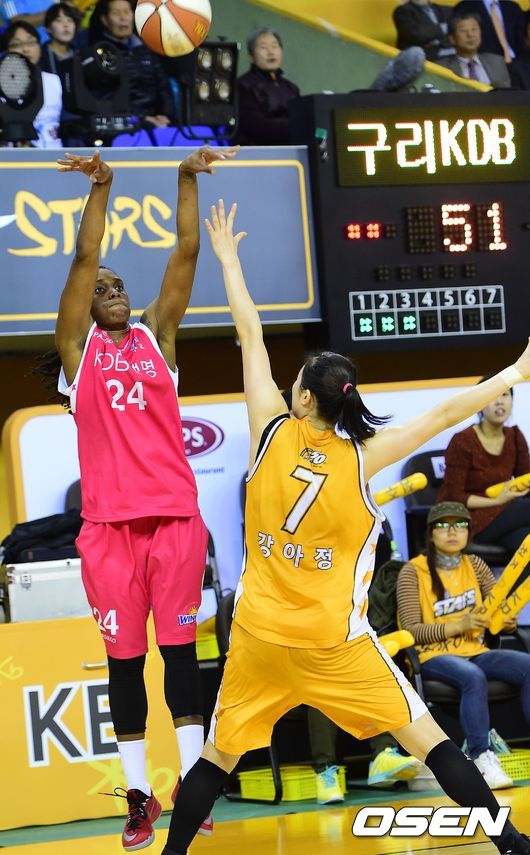 [스포츠종합][사진]연속 3점포로 추격하는 KDB 하지스 | YTN