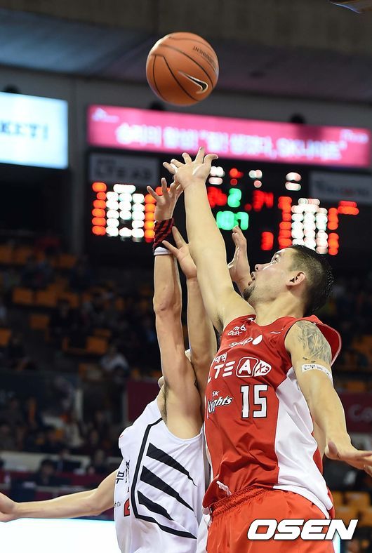 [스포츠종합][사진]SK-KT,'치열한 골밑 다툼' | YTN