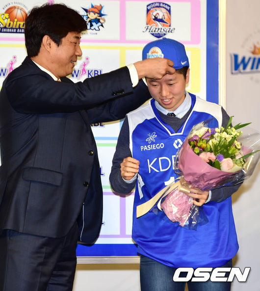 [스포츠종합][사진]안혜지,'KDB생명 유니폼 잘 어울리죠' | YTN