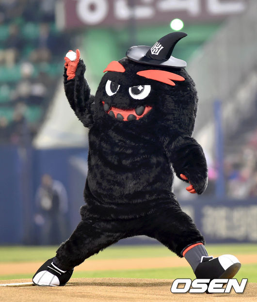 [야구][사진]KT 마스코트 VIC의 시구 | YTN