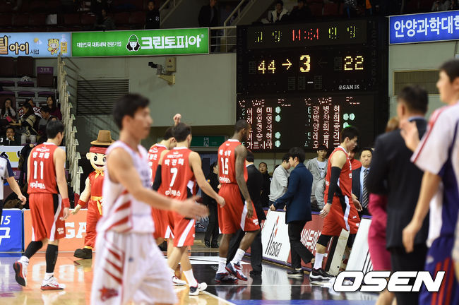 [스포츠종합][사진]경기 안 풀리는 KGC | YTN