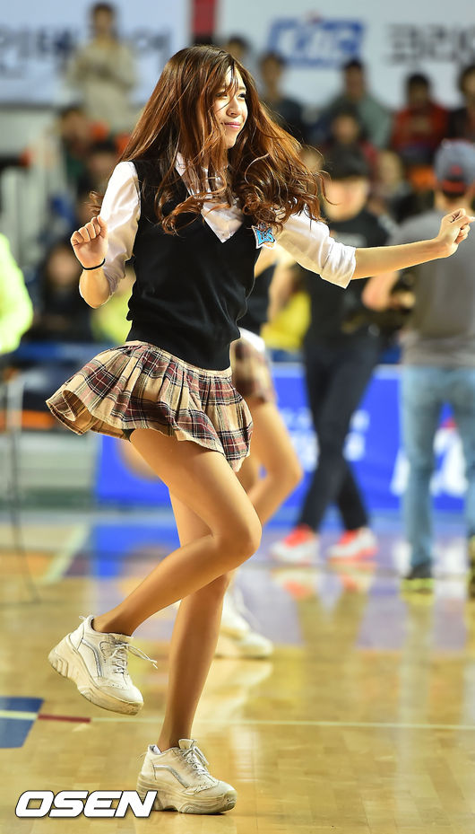[스포츠종합][사진]KCC 치어리더,'스쿨룩차림으로 상큼 발랄 댄스' | YTN