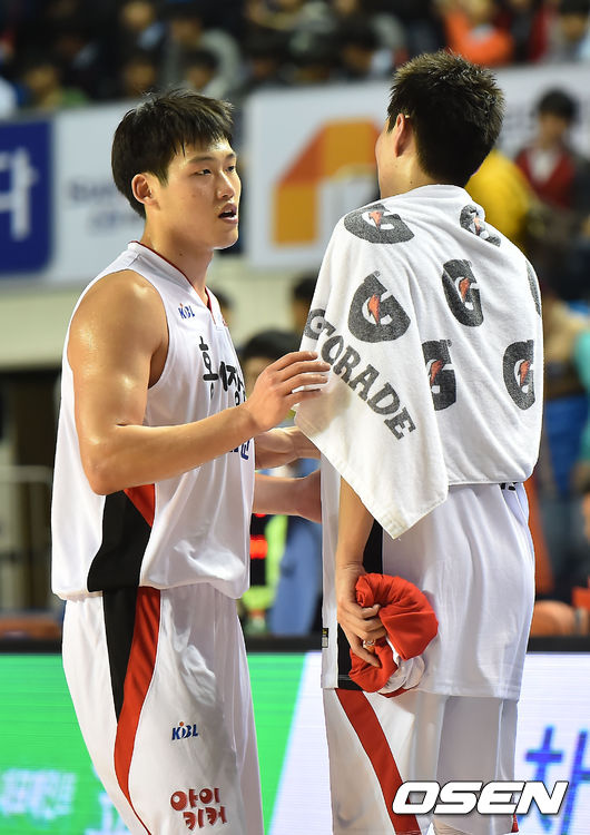 [스포츠종합][사진]최현민-오세근,'KGC 2연승 성공!' | YTN