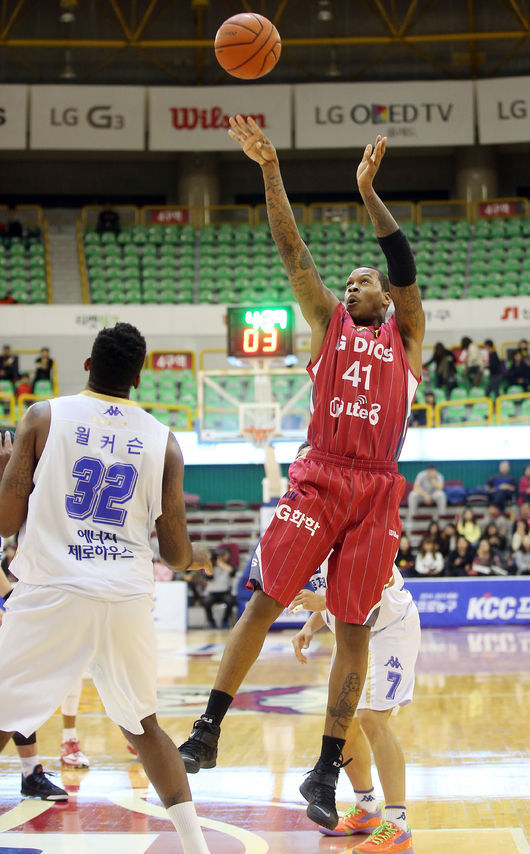 [스포츠종합]'제퍼슨 폭발' LG, KCC 9연패 수렁 빠뜨려 | YTN