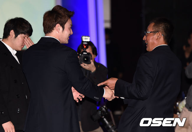 [스포츠종합][사진]김기태 감독,'박병호 오랜만이야' | YTN