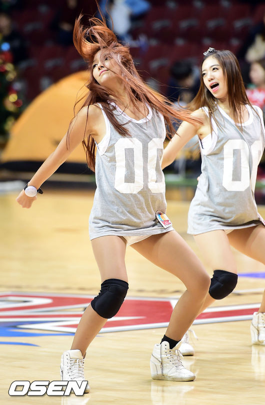 [스포츠종합][사진]KGC 치어리더 강윤이,'신나게 머릿결 휘날리며' | YTN