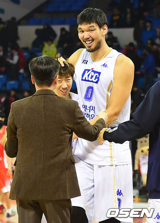 [스포츠종합][사진]하승진,'김지후, 막판 기막힌 3점포였어~' | YTN