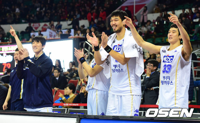 [스포츠종합][사진]KCC 하승진,'3연승이다!' | YTN