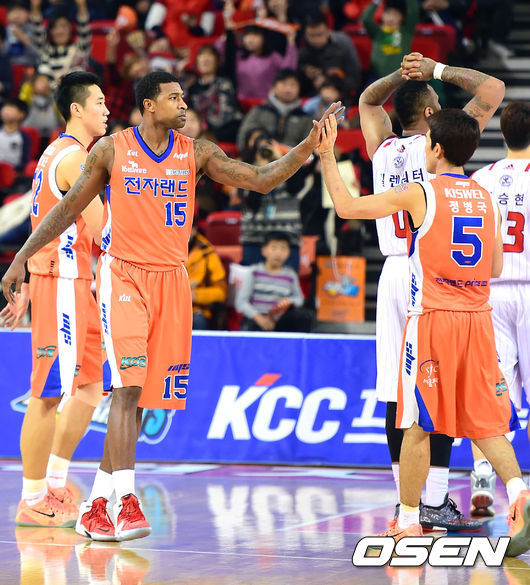 [스포츠종합]전자랜드, 3연승... KGC, 416일만에 모비스전 승(종합) | YTN