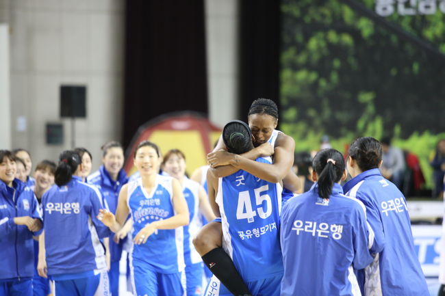 [스포츠종합]우리은행, WKBL 최초 개막 후 16연승 질주 | YTN
