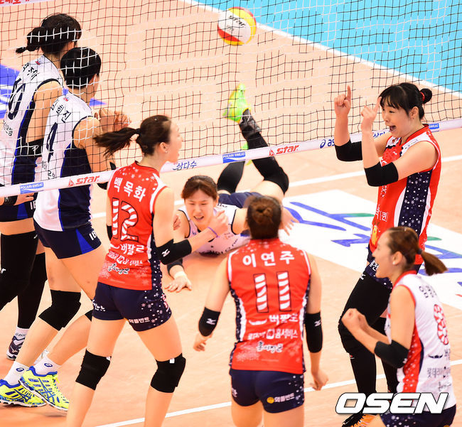 [스포츠종합][사진]IBK-KGC,'공 하나에 희비가' | YTN