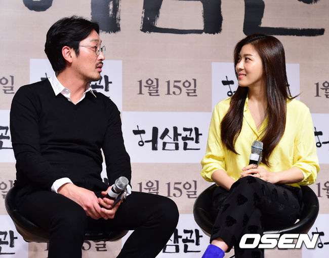 [영화][사진]하정우-하지원, 서로 바라보는 '하하커플' | YTN