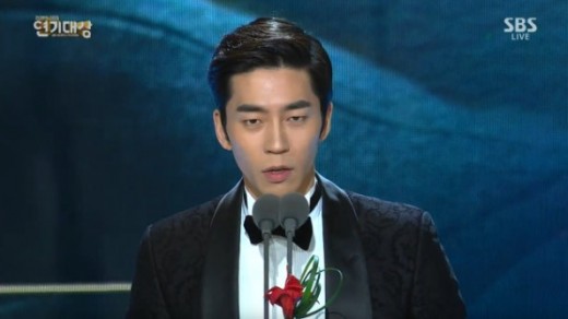 [방송][SBS연기대상] 신성록, 우수연기상 수상 “특정강아지 놓아주길” 폭소 | YTN