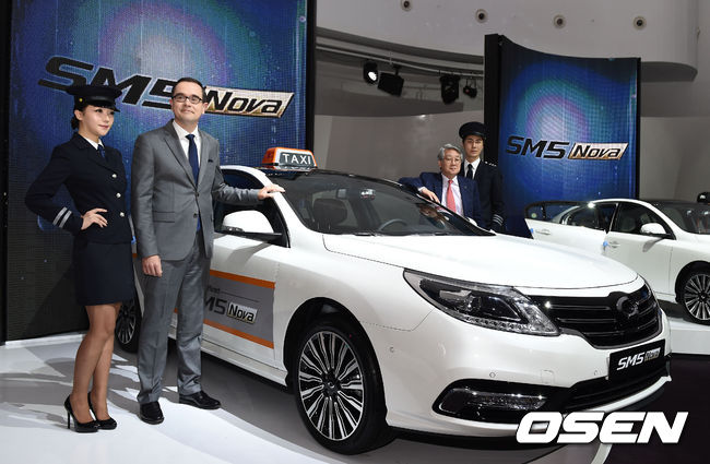 [자동차][사진]SM5 Nova 앞에서 포즈 취하는 프랑스와 프로브 르노삼성 사장 | YTN