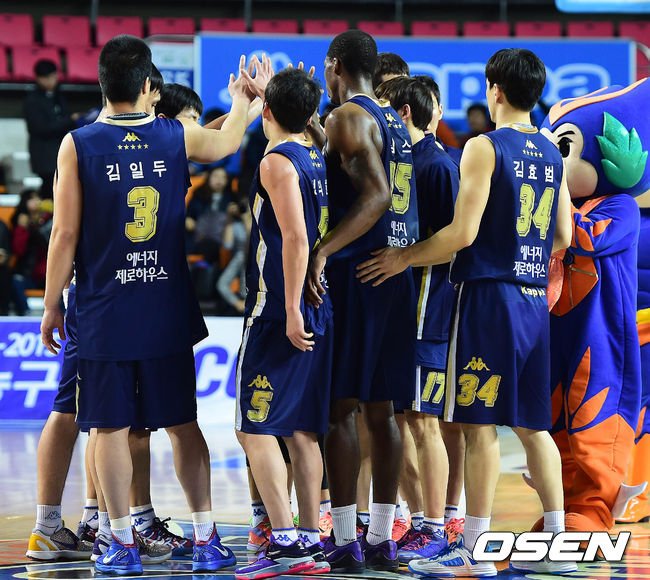 [스포츠종합][사진]3연패의 늪에 빠진 KCC | YTN